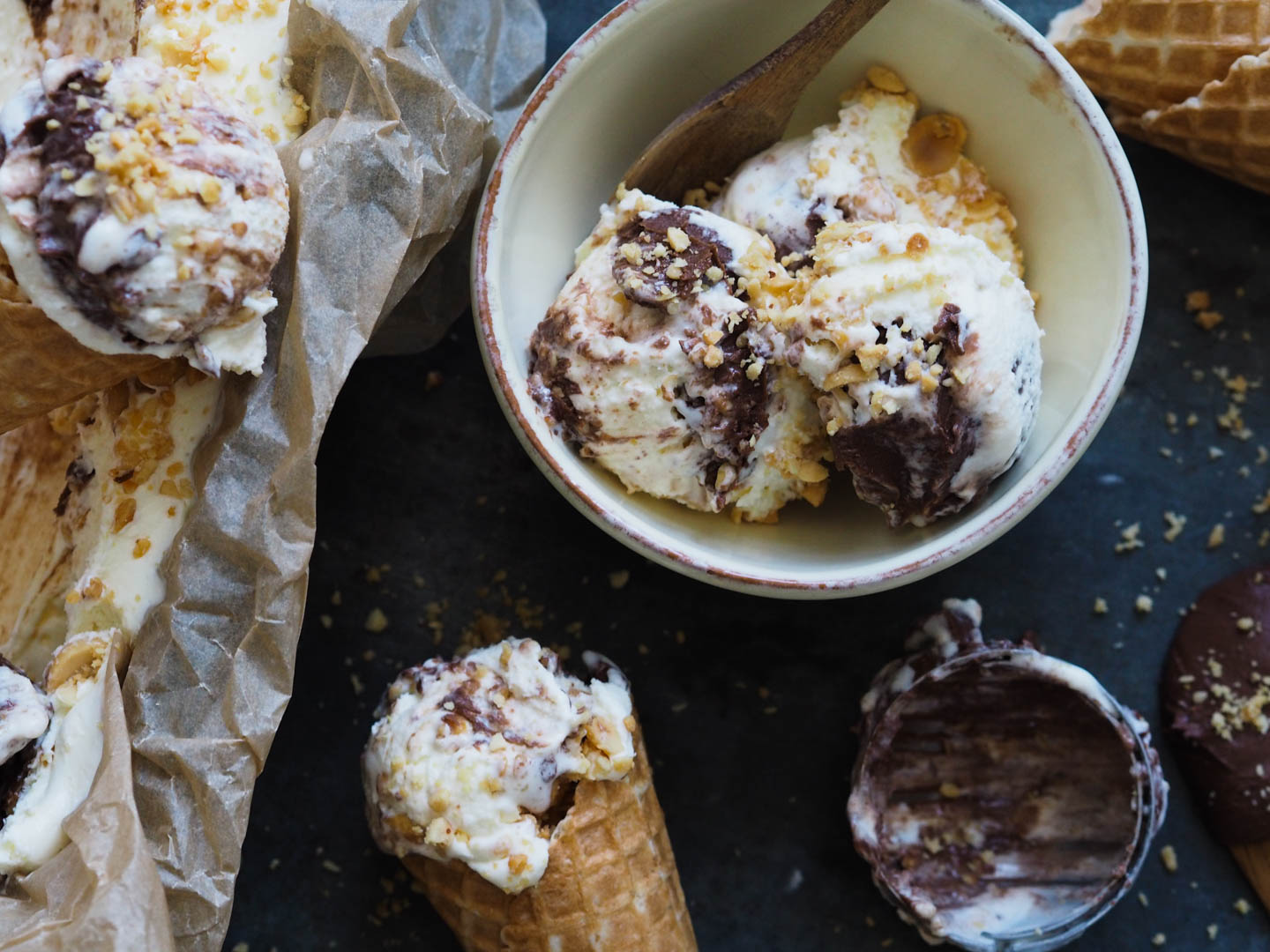 Iskrem med myk Nugatti og salte peanøtter - Ida Gran Jansen