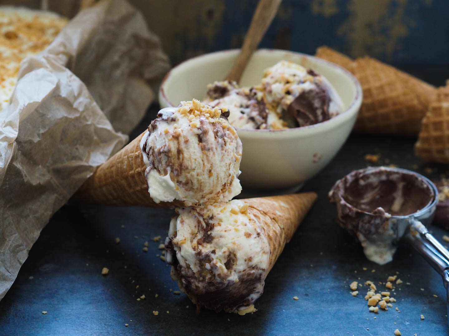 Iskrem med myk Nugatti og salte peanøtter - Ida Gran Jansen